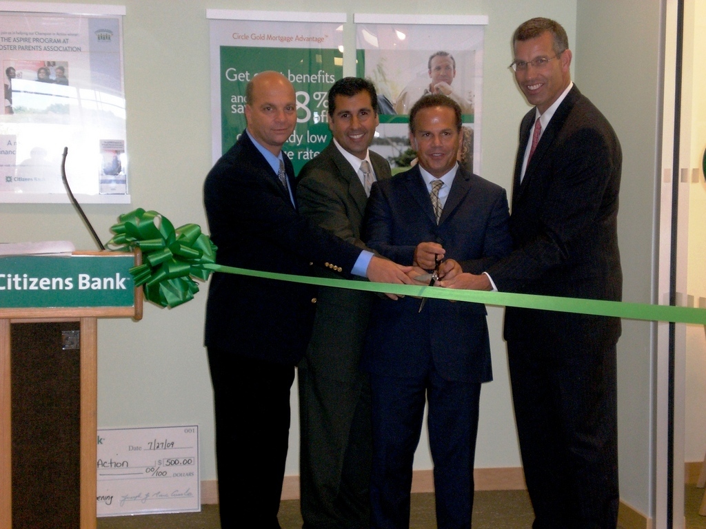Citizens Bank holds ribbon cutting and grand opening